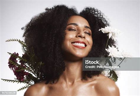 흑인 여성 아름다움 그리고 건강한 스킨케어를 위한 스튜디오 배경의 꽃 행복한 얼굴 꽃 식물 봄 향수 천연 메이크업 화장품 미학 미소를 위한 에코 웰니스가 있는 모델 30