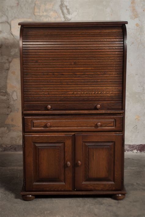 Масивен дъбов шкаф с ролетна врата Мебели Ретро