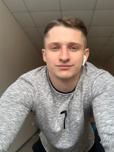 Привет Глеб 25 лет Работаю хожу в зал вообщем вполне