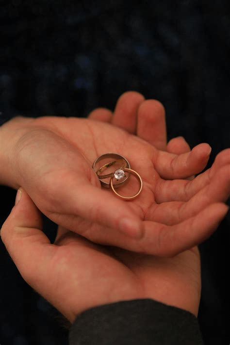 Which Finger Wears The Wedding Ring In India L Panaprium
