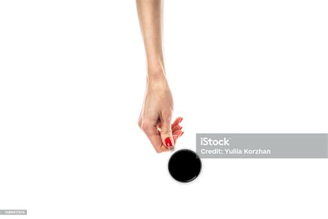 여성의 손은 흰색 바탕에 흰색 세라믹 컵을 들고 있다 커피 컵 커피 컵 라떼 카푸치노 3in1 커피 신선한 빨간 매니큐어를 가진