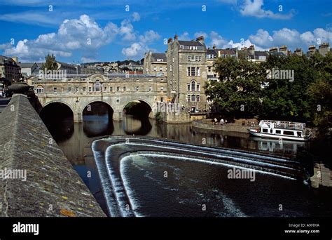 Pulteney Bridge Over River Avon Weir Pleasure Boat Bath Somerset England Stock Photo Alamy