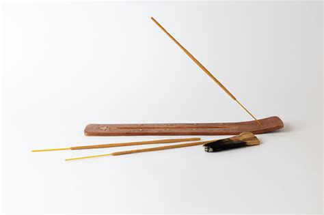 긴 갈색 스탠드에 흰색 배경에 클로즈업 향 스틱에 대한 별 새로운 베이지 명상 스틱 Palosanto 전통 세트 배치 0명에 대한 스톡 사진 및 기타 이미지 Istock