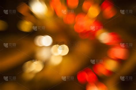 缤纷的散景灯来自夜晚的交通