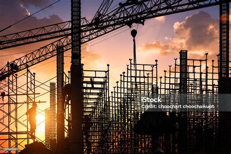 작업 안전 책임자 또는 토목 엔지니어의 실루엣 건설 현장의 배경에 팀 노동자 건설 산업에 대한 스톡 사진 및 기타 이미지 건설 산업 법 건설 현장 Istock