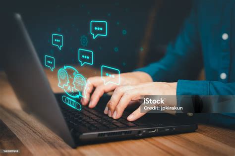 Ai 인공 지능과의 챗봇 채팅 인공지능 챗봇을 활용한 스마트 Ai 또는 인공지능과 대화하는 성인 남성 미래형 기술 혁신 노트북에 대한 스톡 사진 및 기타 이미지 Istock