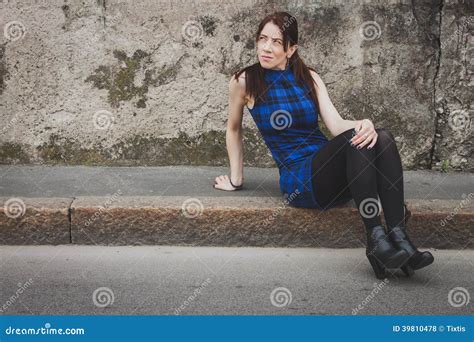 Jolie Fille S Asseyant Sur Le Trottoir Photo Stock Image Du Gens