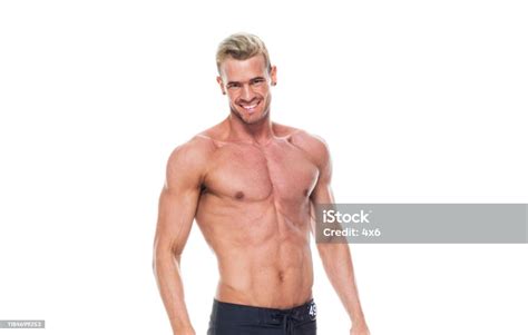 2029세의 성인 잘생긴 자백 의 1인사이드 뷰웨스트 업 코카서스 젊은 남성남성 운동 선수 앞에 서 있는 보드 반바지수영복반바지