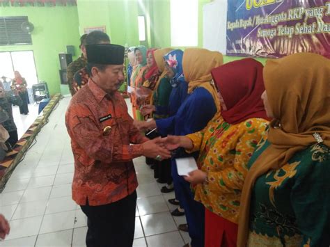 Herman HN Serahkan Tali Asih Kepada 244 Pensiunan Guru 5W1H INDONESIA