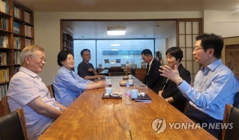 사진으로 보는 문재인 대통령 행보 김경수 문재인 전 대통령 예방 Zum 뉴스