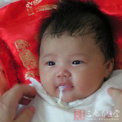 新生儿吐奶高峰期 吐奶的中文翻译 随意云