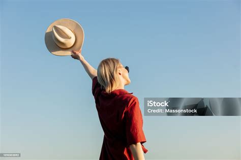 파란색 하늘 배경에 모자가달린 빨간 드레스와 선글라스를 입은 여성 30 34세에 대한 스톡 사진 및 기타 이미지 30 34세 개념 꿈같은 Istock