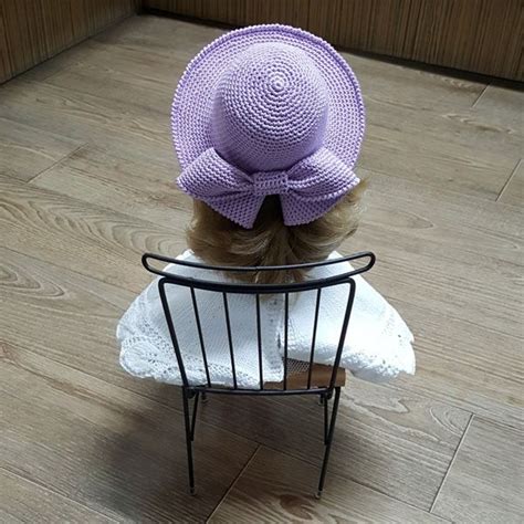 Вяжем шляпку с бантом Рукотворница Вязание крючком берет узор Куклы Детские вязаные шапки