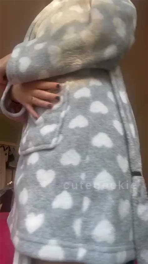 Im Hiding Some Booty Under This Robe Scrolller