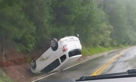 Motorista Perde Controle De Veículo E Sai De Pista No Alto Vale Rede