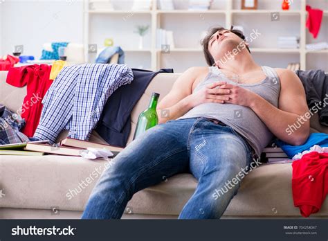 Junge Schüler betrunken Alkohol in einem Stockfoto 704258047 Shutterstock