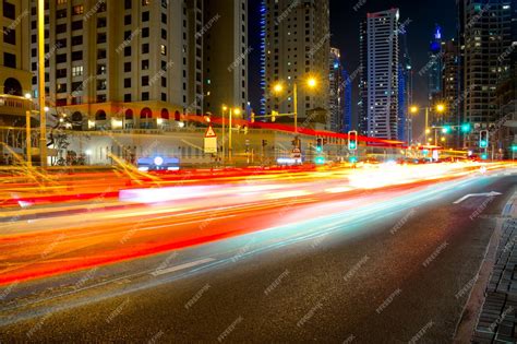 두바이 Uae 센터의 도시 도로 야경 Uae 두바이 밤 교통 긴 추적기 프리미엄 사진