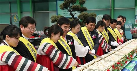 농협유통 14주년 기념 14m 대형 떡케이크 절단식