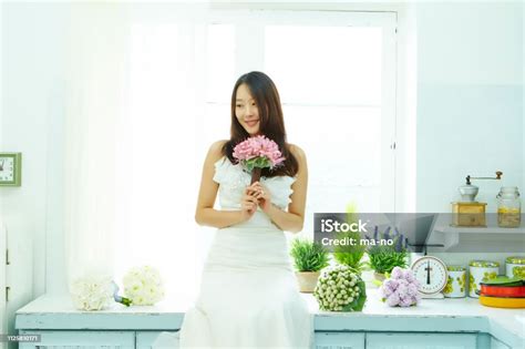 한국 여 자가 꽃 꽃다발을 들고 20 24세에 대한 스톡 사진 및 기타 이미지 20 24세 결혼 의식 결혼식 Istock