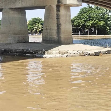 เรือขนปูนชนตอม่อกลางเจ้าพระยา เจ้าท่าอยุธยาสั่งห้ามเดินเรือต่อ