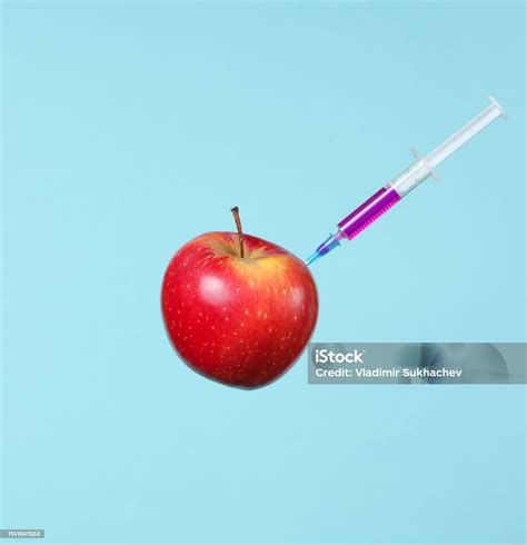 파란색 배경에 주사기로 유전자 조작 된 빨간 사과 애플에 Gmo를 주입 하는 의료 주사기 과일 개념 최소한 Dna에 대한 스톡 사진 및 기타 이미지 Istock