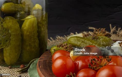 오이 토마토 양배추 딜 꽃 검은 배경에 유리 항아리의 일부의 수제 피클의 요리의 보기 0명에 대한 스톡 사진 및 기타 이미지