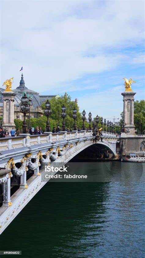 가장 아름 다운 파리의 봄 아침 강 세 느 강 프랑스에 아이코 닉 알렉산더 3 세 다리에서 사진 교량에 대한 스톡 사진 및 기타 이미지 Istock