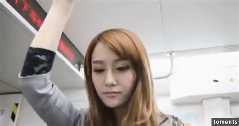 一對情侶正在捷運上忘情激吻，突然有個正妹走到他們面前對男生說：「我懷孕了」，接下來發生的事讓整個車廂的人都嚇得說不出話來