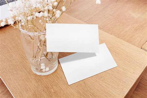 유리 꽃병과 마른 꽃으로 나무 접시에 최소한의 명함 모형을 청소하십시오 0명에 대한 스톡 사진 및 기타 이미지 0명 가을