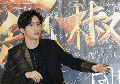 戲精之夜！趙韓櫻子假摔薛之謙不敵女主播被強吻 每日頭條