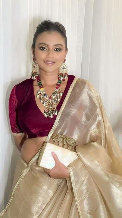 දිනක්ශිගේ දීපිකා පදුකෝන් පරදන Hot සාරි විලාසිතා එකතුව Youtube