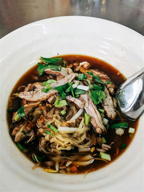 Flavorful 가정 요리 고추 김이 나는 나무 숟가락 냅킨 녹색 고추 뜨거운 수프 러스틱 마늘 맛있는