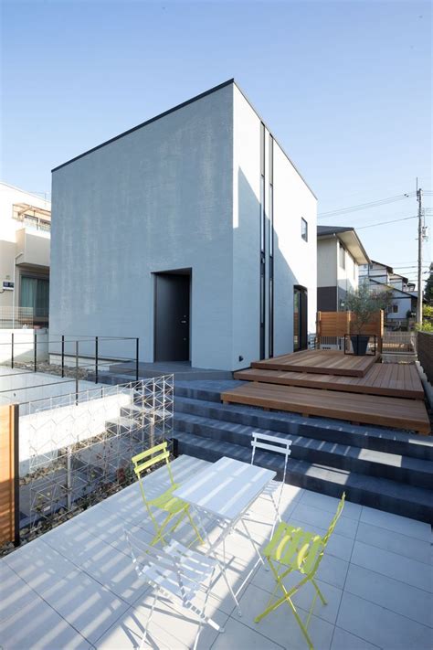 あなたにぴったりの住宅会社・注文住宅を『写真』でさがす 段差を活かしたウッドデッキとテラスで思いっきりアウトドアが楽しめるシンプルな外観の