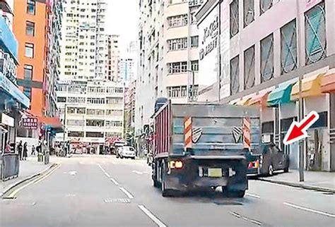 疑油門當腳掣亂衝 私家車撼2車撞2途人 東方日報