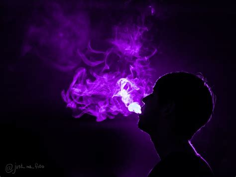 Dark purple черно-фиолетовый свет красивая фотография парня с дымом ...