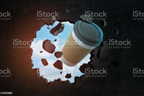구멍을 통해 보이는 푸른 하늘과 검은 벽에 구멍을 깨는 종이 커피 컵의 3d 클로즈업 렌더링 0명에 대한 스톡 사진 및 기타