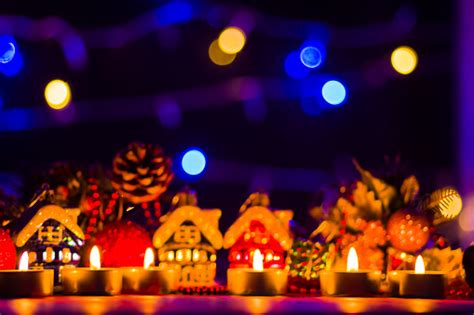 메리 Cristmas입니다 장난감 집 고 촛불입니다 배경 흐리게에 크리스마스 훈장 축제 저녁입니다 가문비나무 가지 고 Bokeh