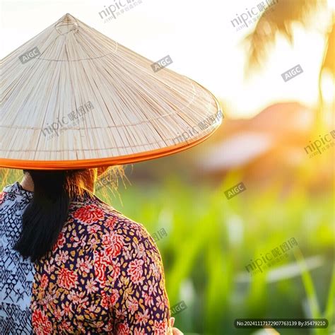 Ai创作图背影草帽 戴斗笠的女人 越南帽子 戴草帽的背影 农妇背影 草帽女人背影 戴斗笠 带草帽女人背影 戴斗笠的女孩 戴斗笠的女子 越南帽 疍家女 竹帽 头戴斗笠的人 斗笠草衣nipic