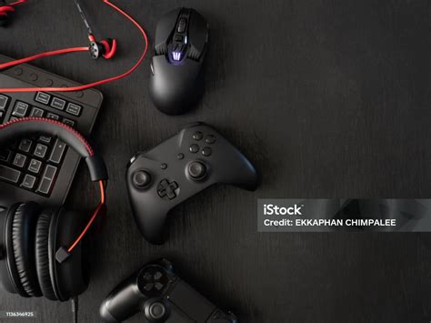 게이머 작업 영역 개념 상단 보기 게임 기어 마우스 키보드 조이스틱 헤드셋 모바일 조이스틱 블랙 테이블 배경에 귀 헤드폰 및 마우스 패드에 비디오 게임에 대한 스톡 사진 및
