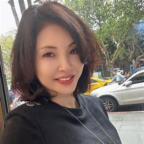 何如芸躲暴雨「搭捷運回家」 大方自拍身邊0乘客發現 Ettoday星光雲 Ettoday新聞雲