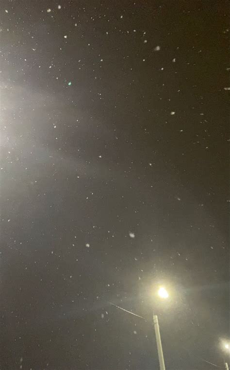 Снег у фонаря падает Northern Lights Celestial Natural Landmarks Winter Quick Outdoor