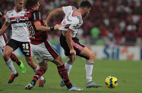 Flamengo x São Paulo onde assistir e escalações do jogo pelo