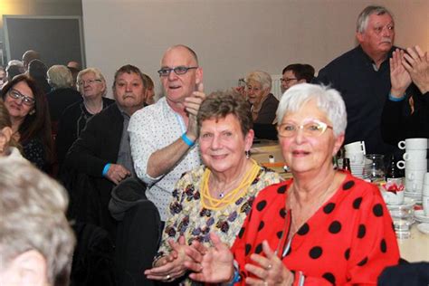 IN BEELD West Vlaams Onderonsje Met Bekende Artiesten In Zaal Middenstand In Ingelmunster KW Be