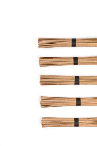 흰색 배경에 고립 된 국수 소바 전통 일본 음식 Text미니멀리스트 개념의 공간을 복사합니다 상단 보기입니다 플랫 레이