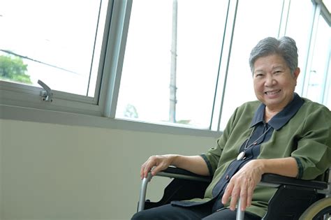 휠체어를 탄 노인여성이 창문 근처에서 쉬고 있다 집에서 휴식을 취하는 노인 여성 시니어 레저 라이프스타일 건강관리와 의술에 대한