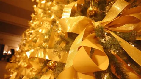 현실적인 3d 렌더링에서 황금 리본 활 장식 화려한 선물 상자 크리스마스 생일 선물 패키지 선물 상자 배경 일러스트 및