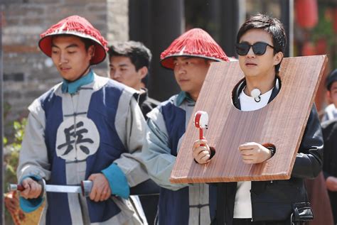 邓超《奔跑吧》献歌喉 神推理技能掌控全局