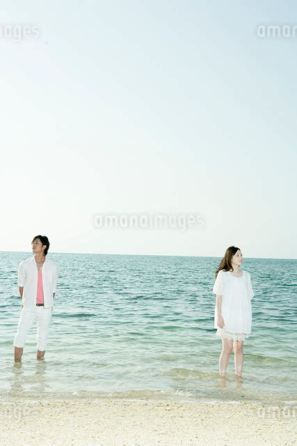 海に足を浸けて立つカップルの写真素材 Fyi03212372 ストックフォトの Qlean Market（キュリンマーケット）