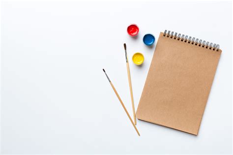 앨범 페이지와 페인트 연필 색깔의 배경에 브러시 빈 공간이 있는 상단 뷰입니다 창의성을 위한 직장 가정 교육 컨셉 드로잉 개인 장식품에 대한 스톡 사진 및 기타 이미지