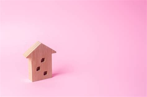 핑크 바탕에 Multistorey 집의 나무 그림 3 층 집입니다 구매 하 고 건설 부동산의 판매입니다 아파트와 아파트입니다